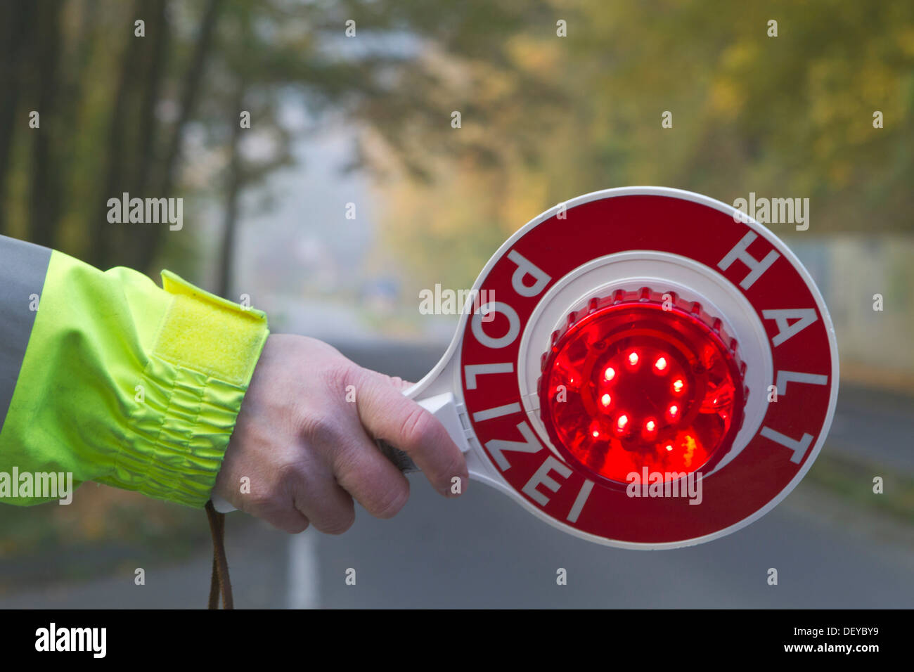 Police traffic police signalling disc -Fotos und -Bildmaterial in hoher ...