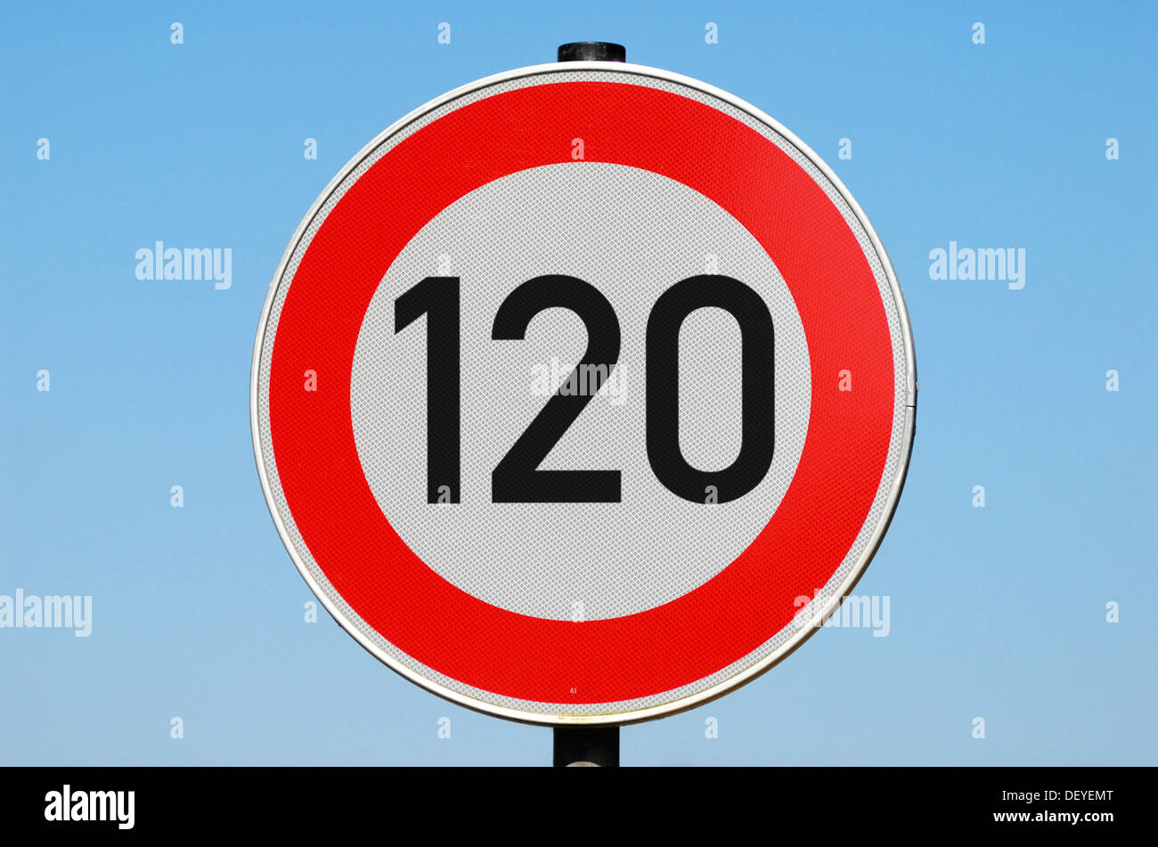 Speed limit 120 km h -Fotos und -Bildmaterial in hoher Auflösung – Alamy