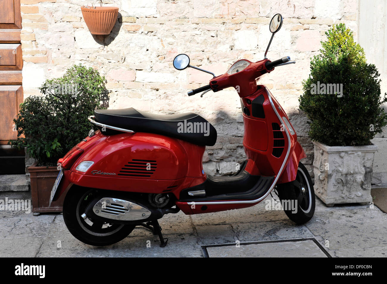 Roter roller in italien -Fotos und -Bildmaterial in hoher Auflösung – Alamy