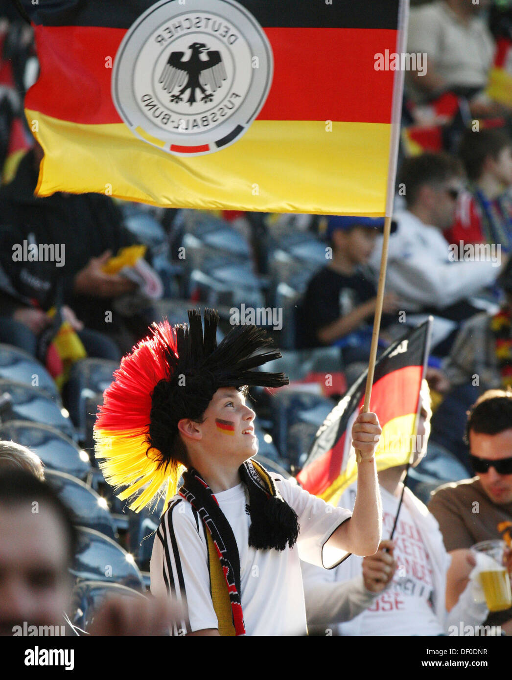 German Football Fan Wearing German Stockfotos und -bilder Kaufen - Alamy