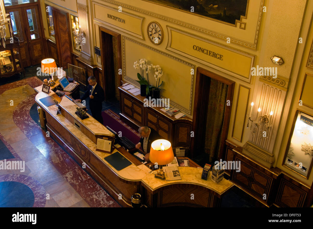 Portier hotel reception -Fotos und -Bildmaterial in hoher Auflösung – Alamy