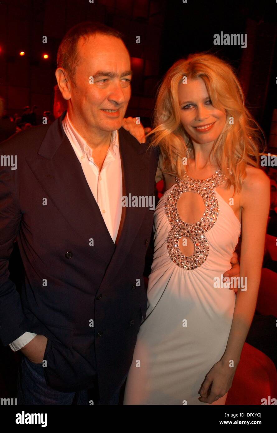 Claudia schiffer show -Fotos und -Bildmaterial in hoher Auflösung – Alamy