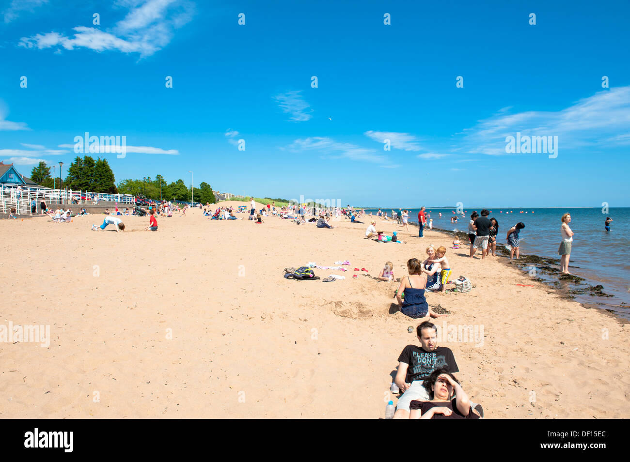 Menschen am strand von dundee -Fotos und -Bildmaterial in hoher ...