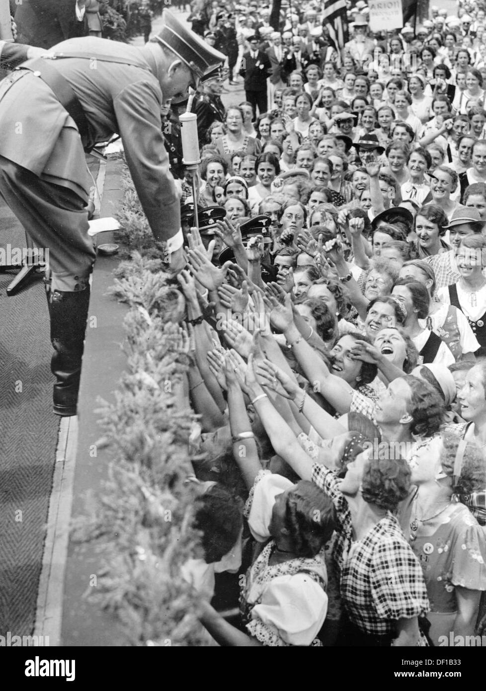Das Bild von der Nazi-Propaganda! zeigt Adolf HItler von jubelnden Frauen umgeben. Zeitpunkt und ...