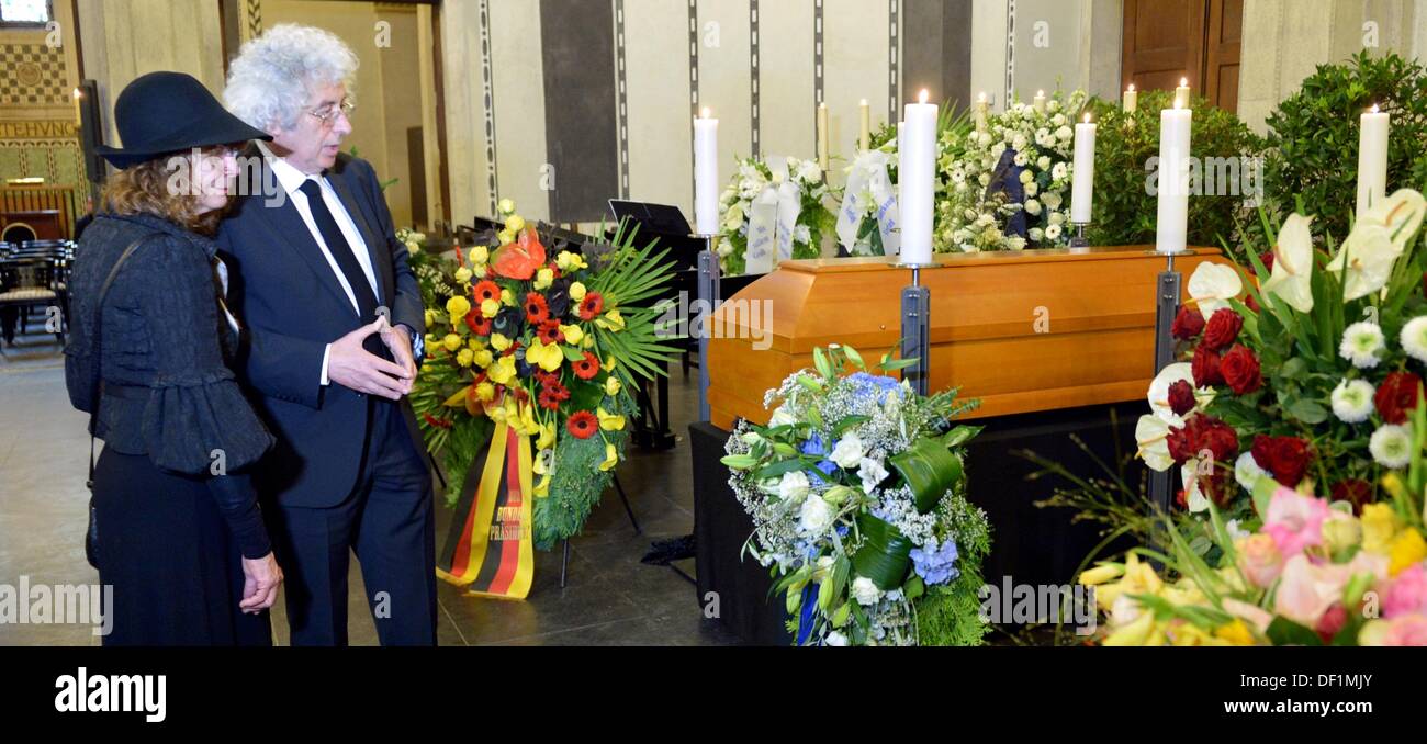 Andrew Ranicki (R), steht der Sohn des späten Literaturkritiker Marcel ...