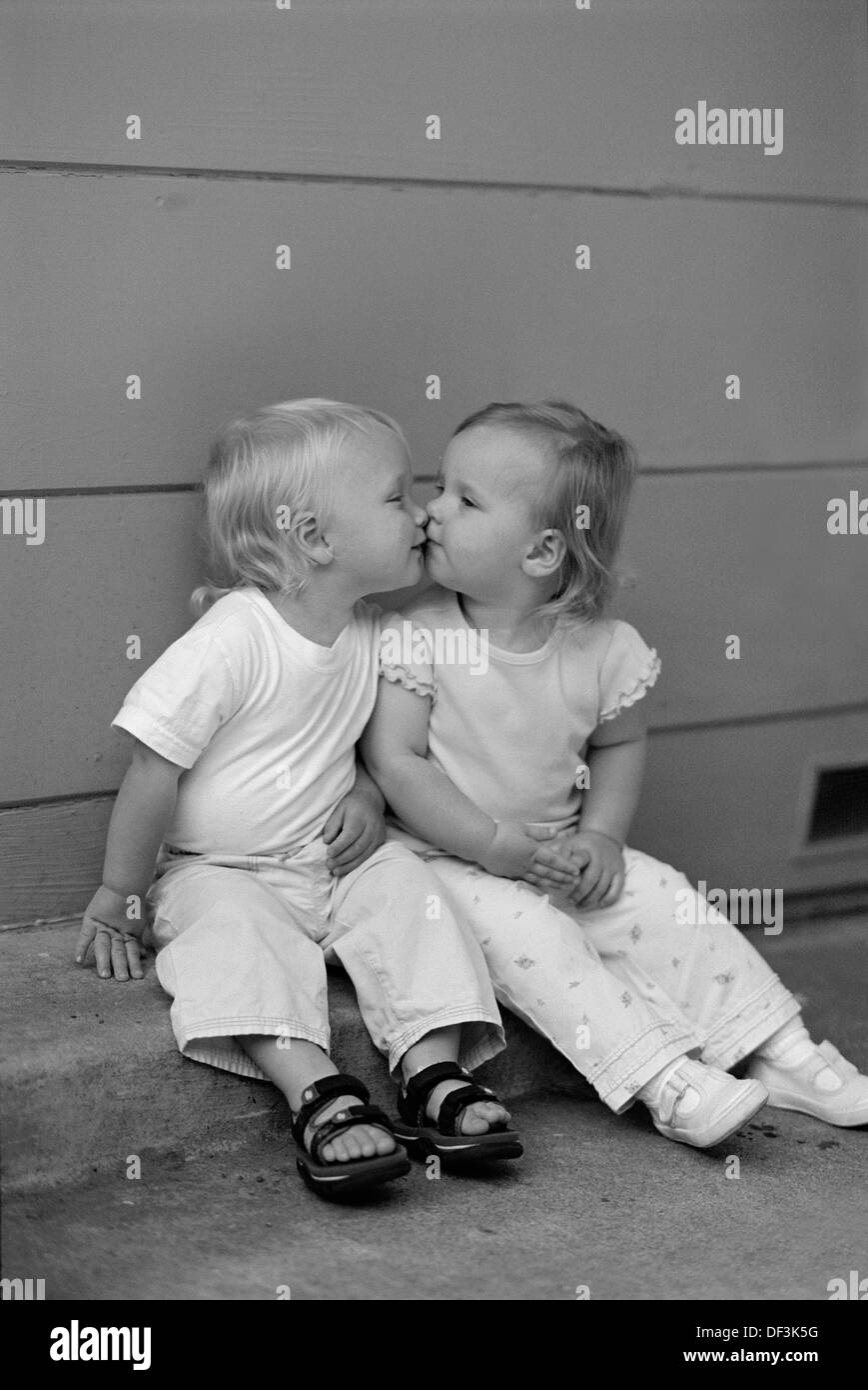 Kinder junge mädchen kuss Schwarzweiß-Stockfotos und -bilder - Alamy