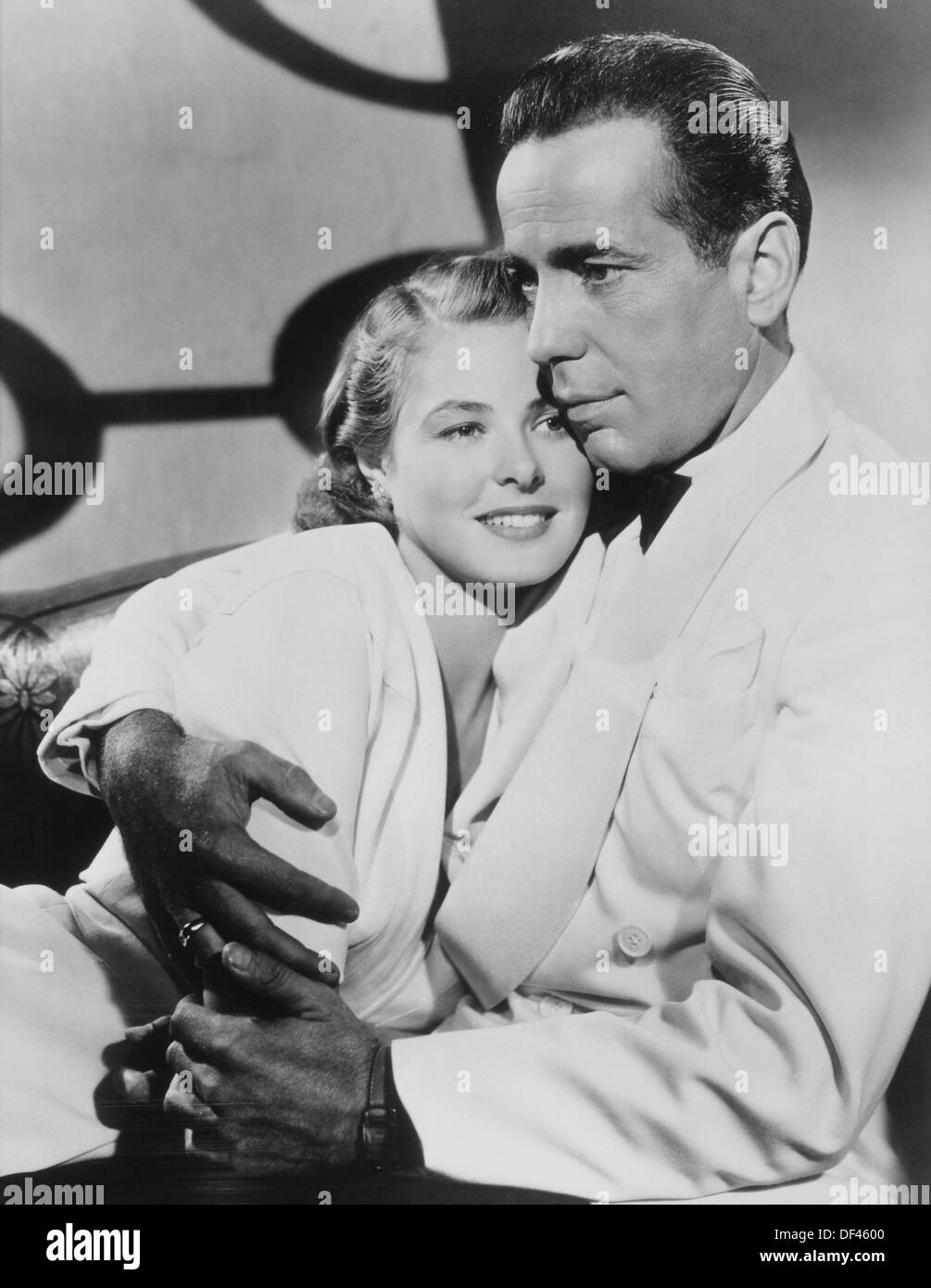 Humphrey Bogart und Ingrid Bergman in enger Umarmung am Set des Films ...