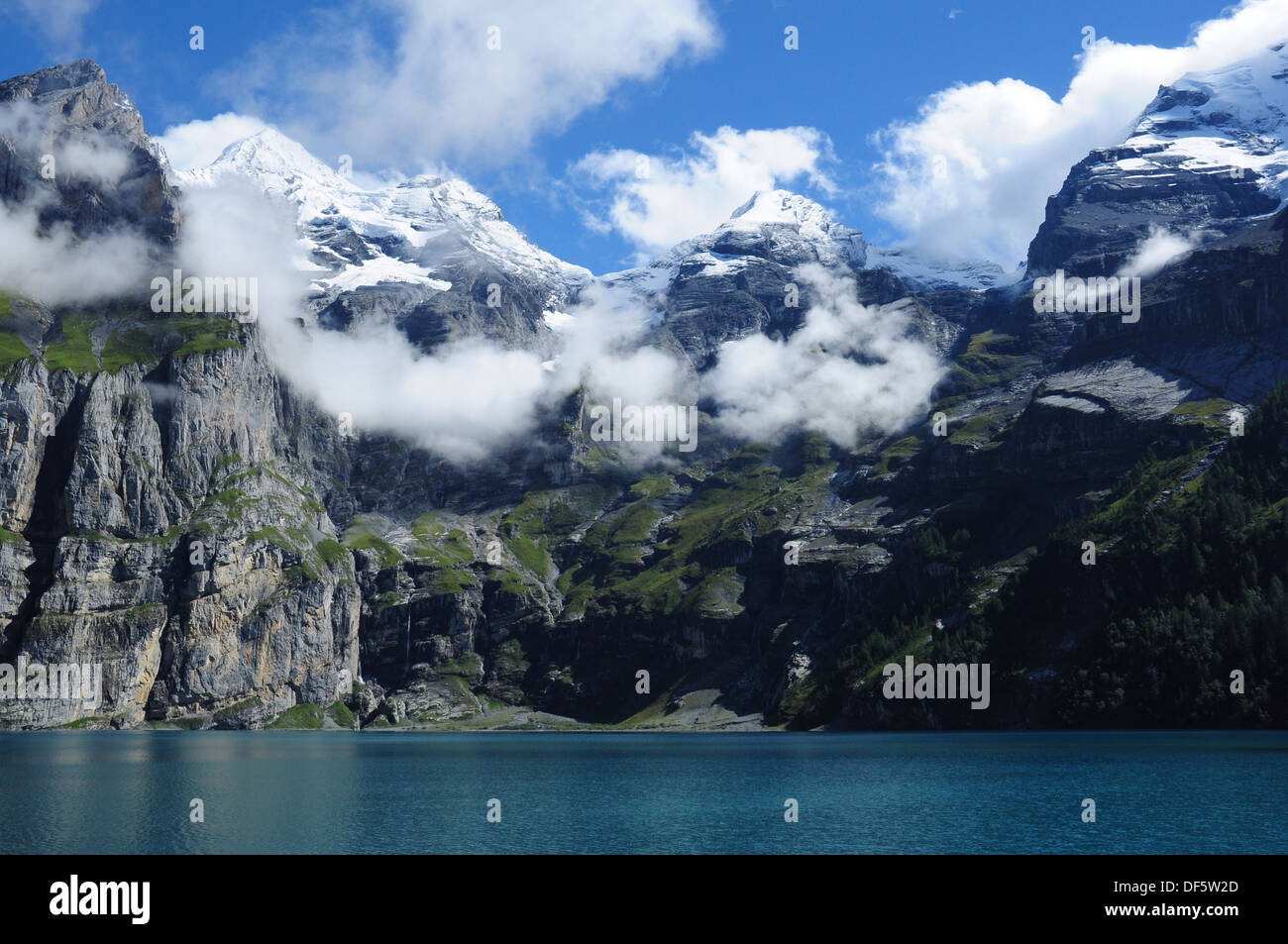 Oeschinensee See und moderner Strecke der Berge im Berner Oberland ...