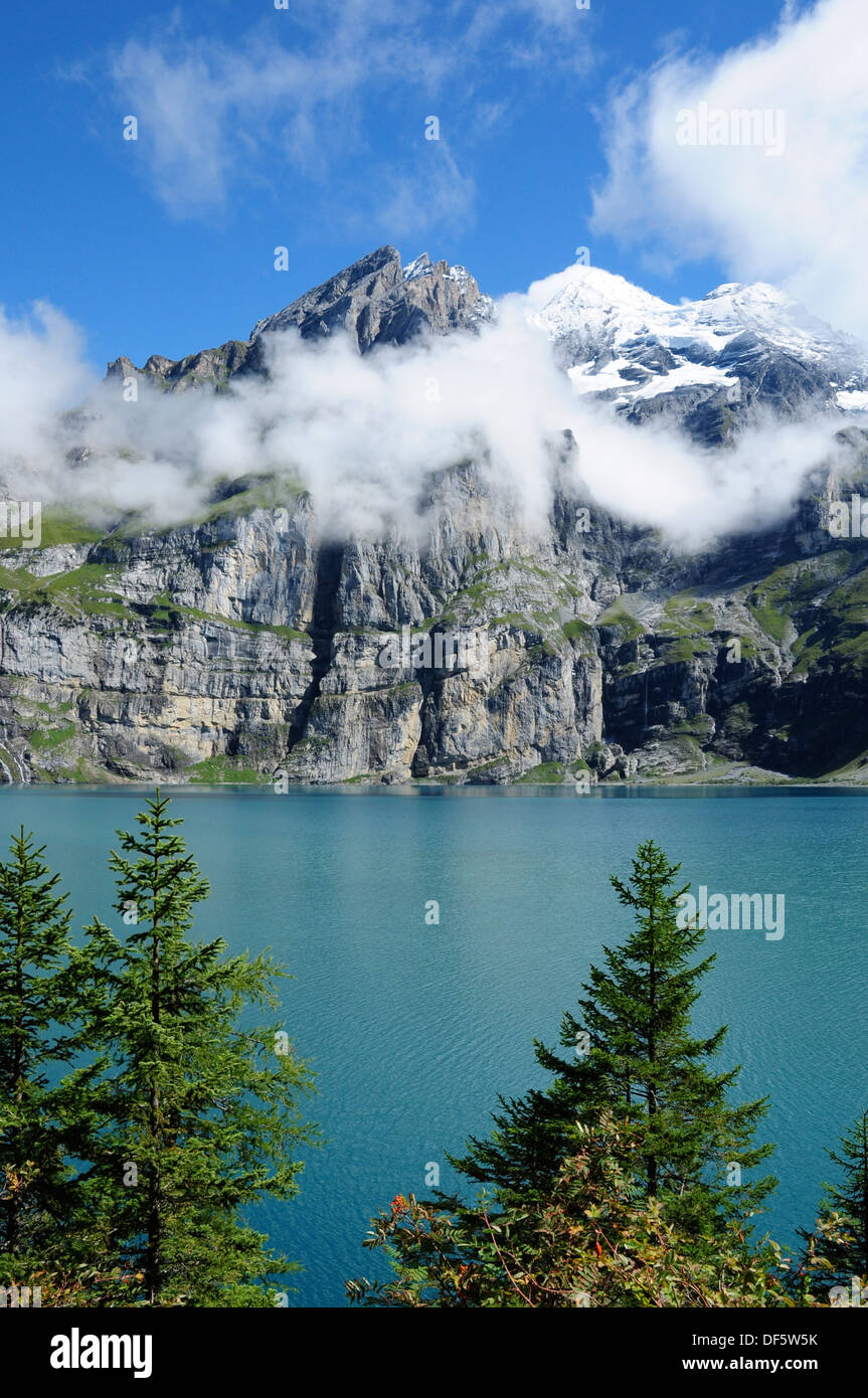 Oeschinensee See und moderner Strecke der Berge im Berner Oberland ...