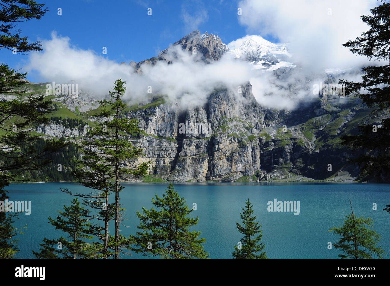 Oeschinensee See und moderner Strecke der Berge im Berner Oberland ...