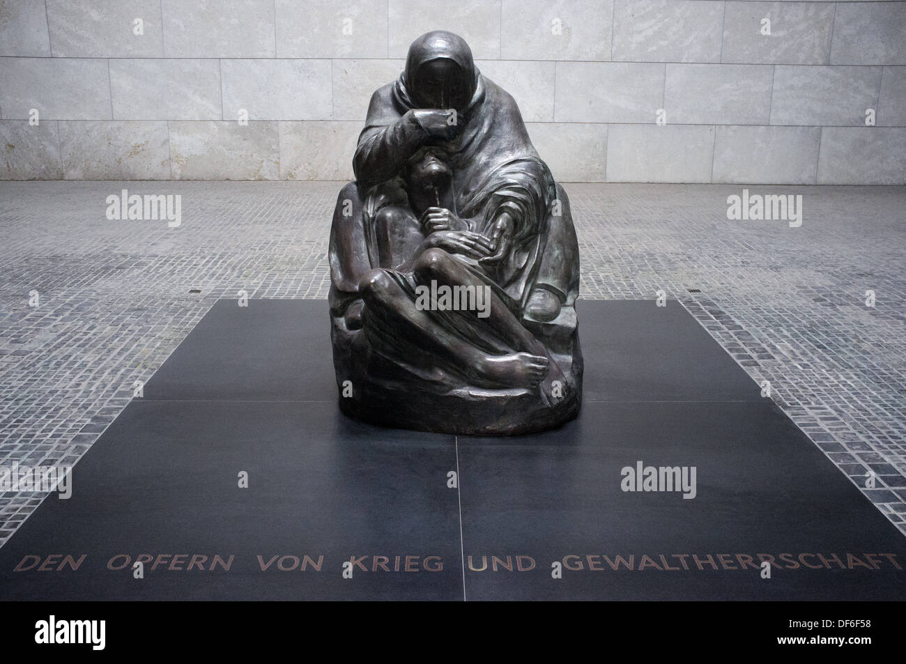 Die Käthe Kollwitz-Skulptur Mutter mit ihrem toten Sohn Inside nach Wiedervereinigung Neue Wache ...