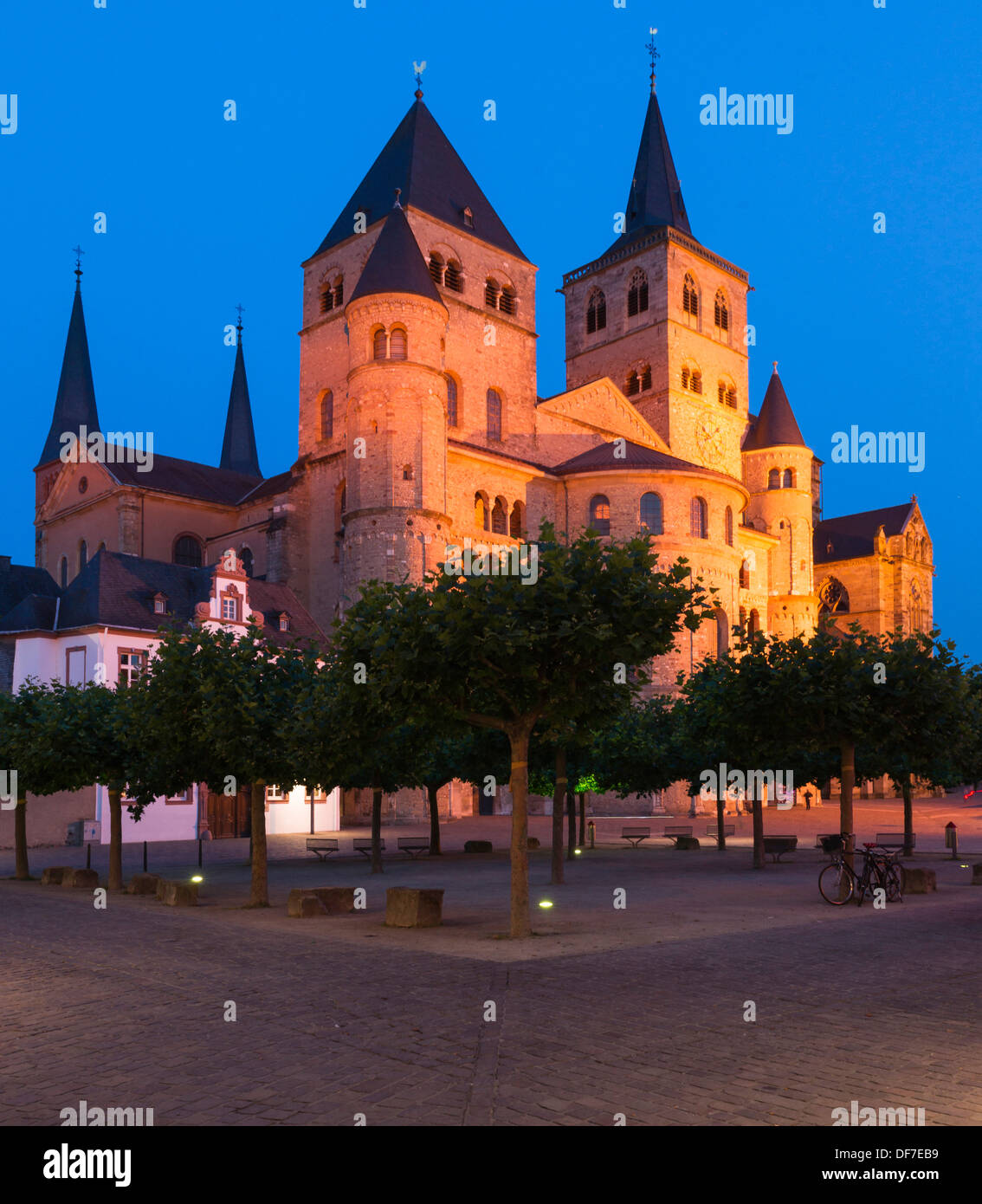 Trierer Doms und die gotische Liebfrauenkirche bei Dämmerung, UNESCO ...