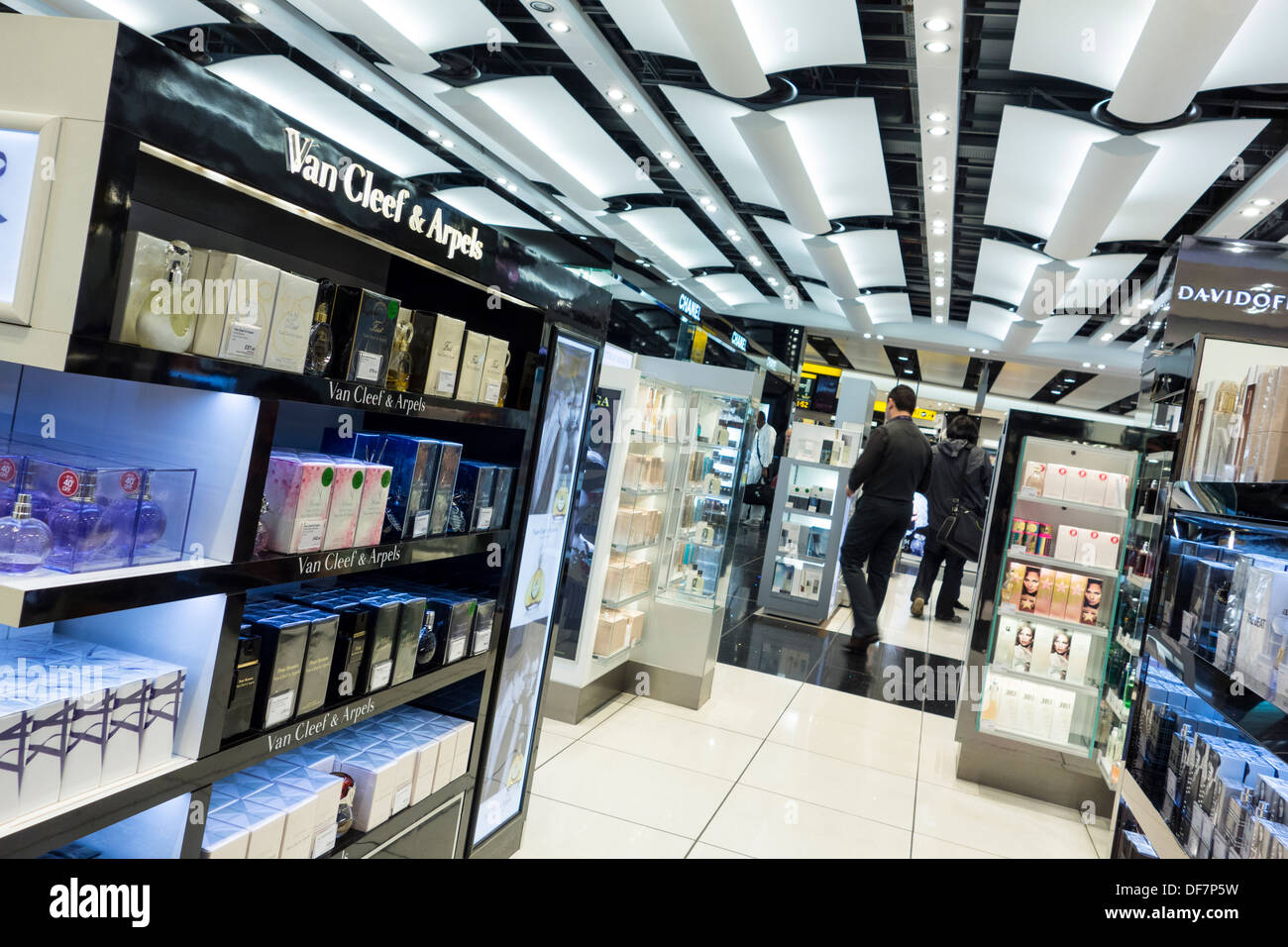 Duty free shop heathrow -Fotos und -Bildmaterial in hoher Auflösung – Alamy