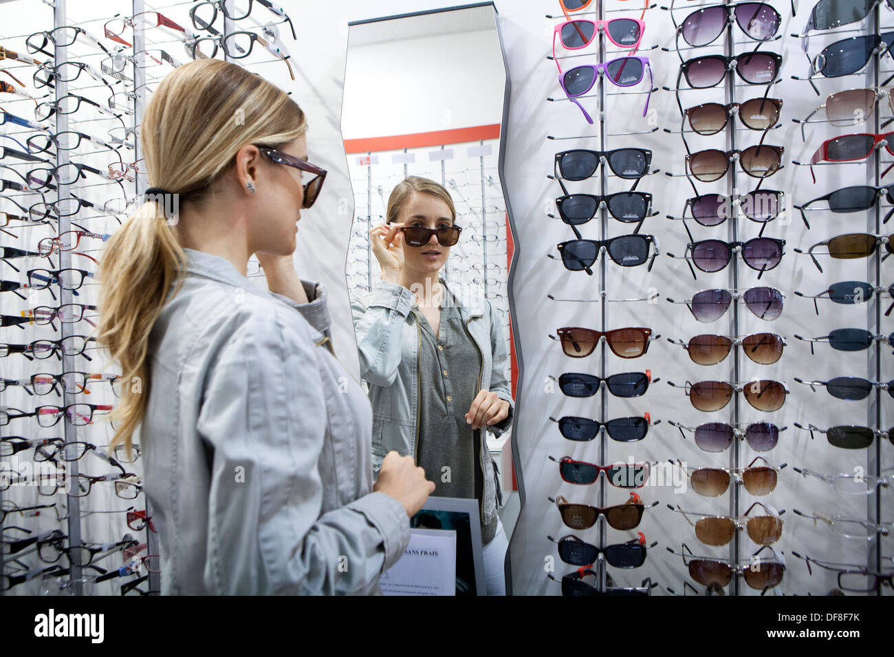 Handel mit augenoptik -Fotos und -Bildmaterial in hoher Auflösung – Alamy
