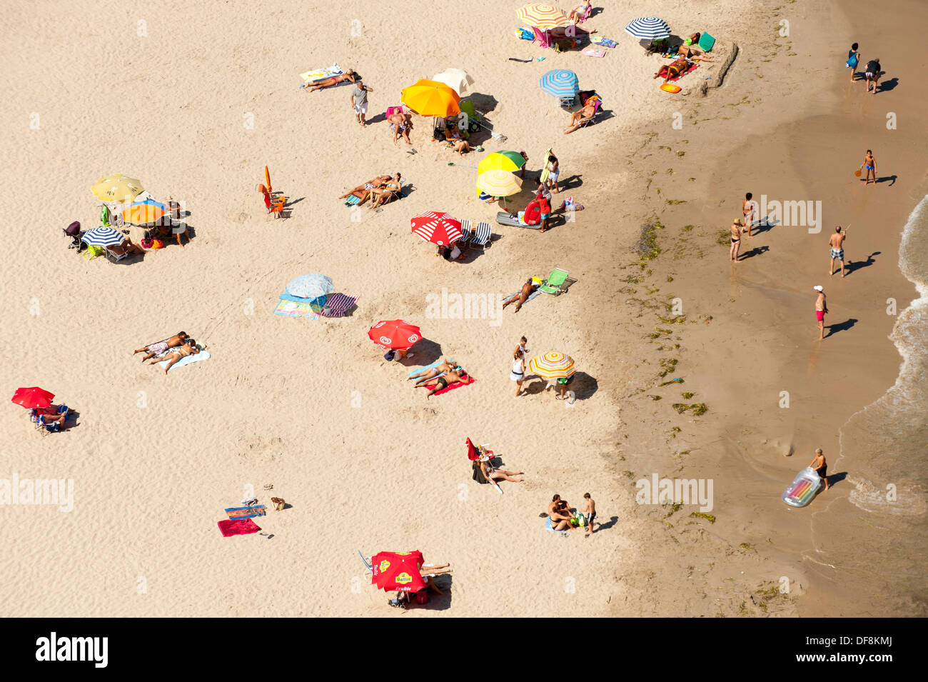 Blick auf menschen am strand -Fotos und -Bildmaterial in hoher ...