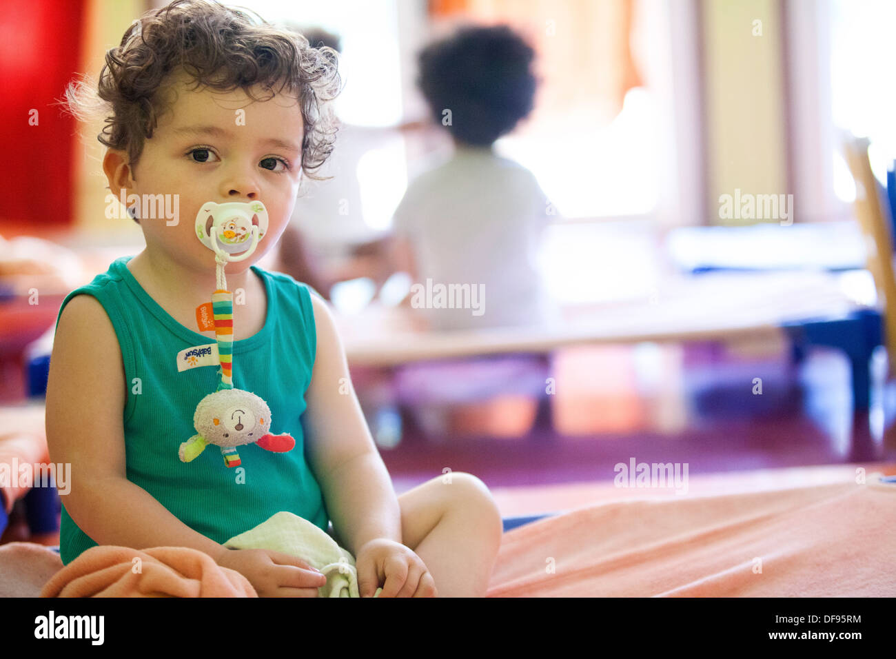 Alte kinder mit schnuller -Fotos und -Bildmaterial in hoher Auflösung – Alamy