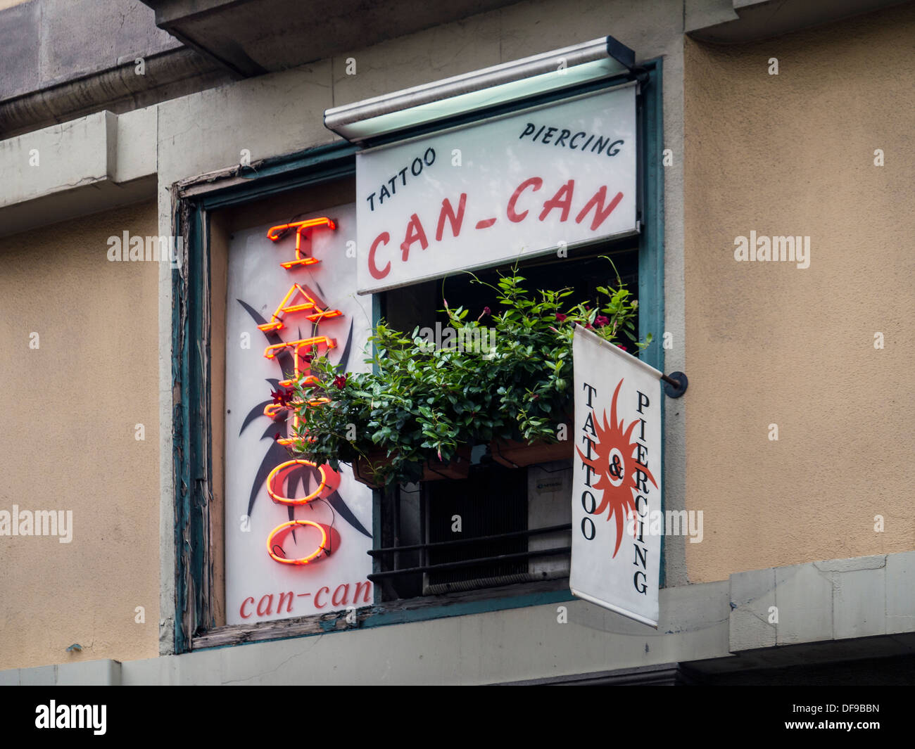 Tattoo shop window -Fotos und -Bildmaterial in hoher Auflösung – Alamy