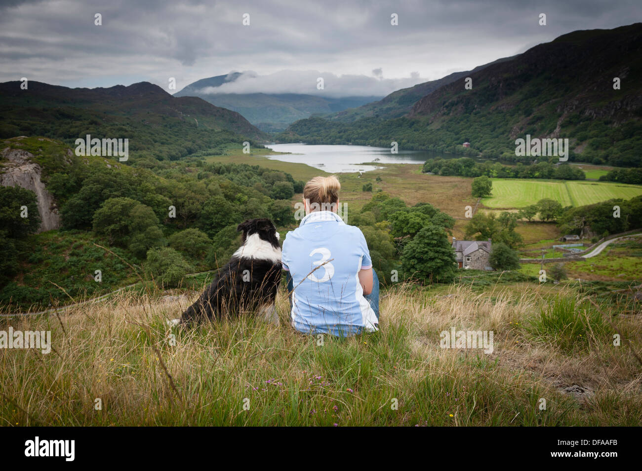Caryl Hughes, mit ihrem Schäferhund Nebel, der das National Trust-Land ...