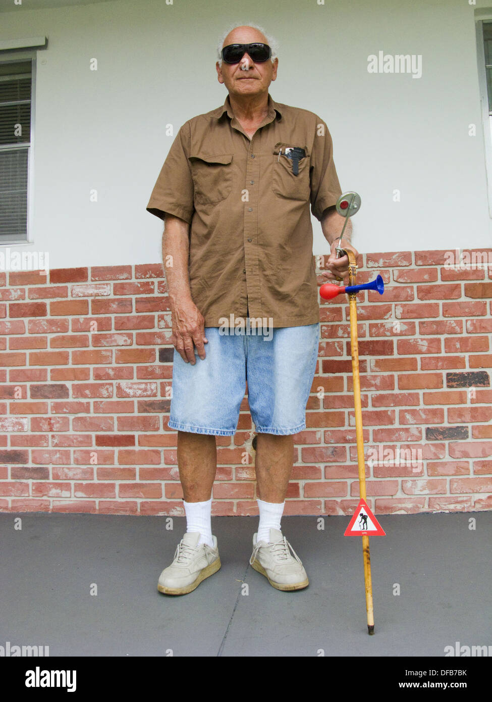Blind man walking -Fotos und -Bildmaterial in hoher Auflösung – Alamy
