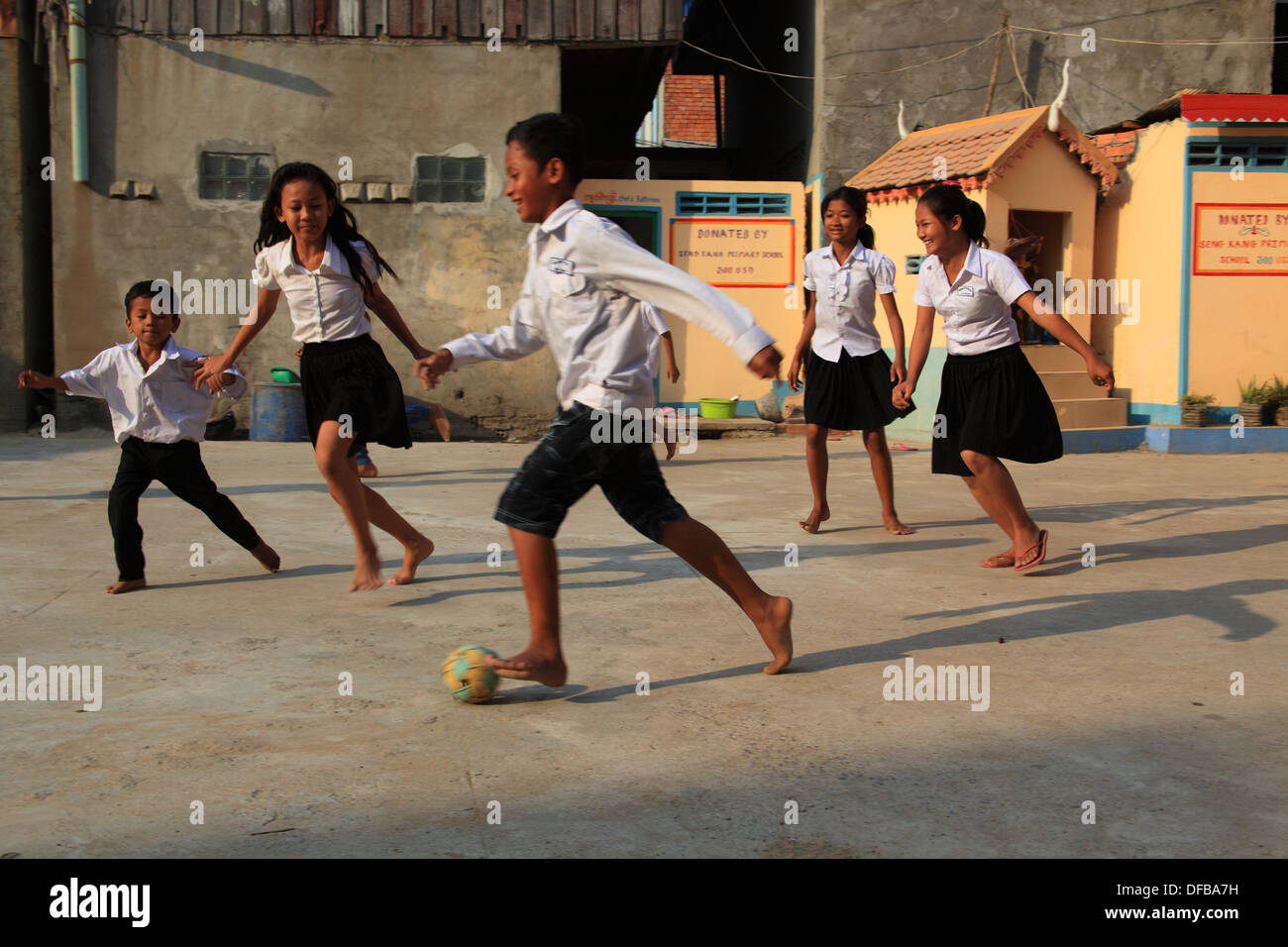 Children playing football street -Fotos und -Bildmaterial in hoher ...
