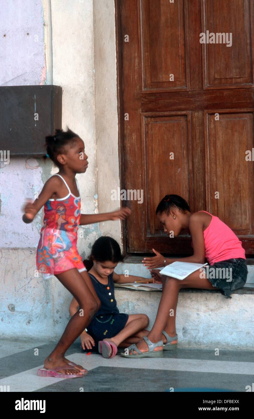 Malecon havana girls -Fotos und -Bildmaterial in hoher Auflösung – Alamy