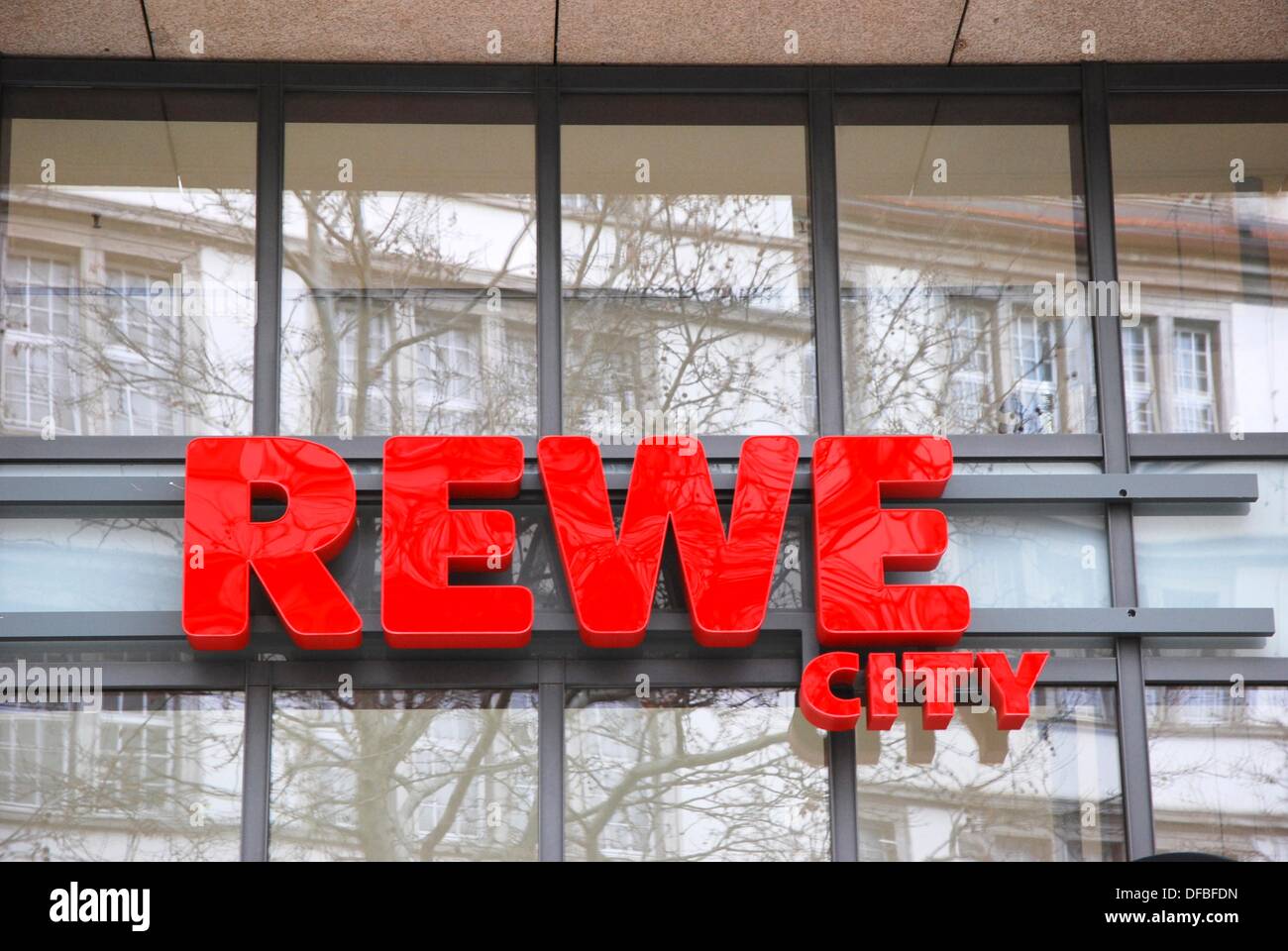 Rewe schriftzug -Fotos und -Bildmaterial in hoher Auflösung – Alamy