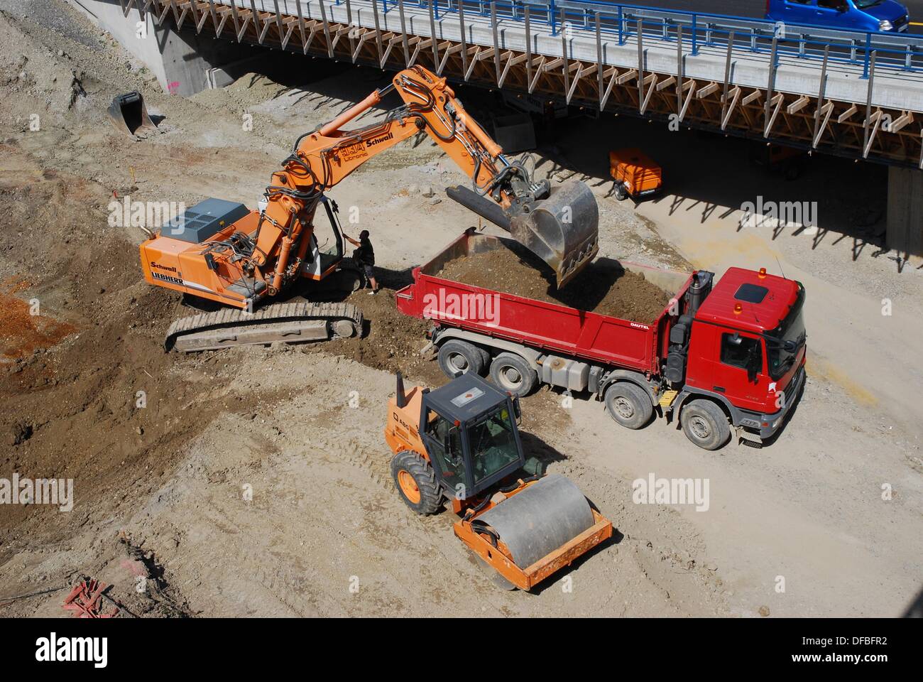 Mercedes lkw mit bagger -Fotos und -Bildmaterial in hoher Auflösung – Alamy
