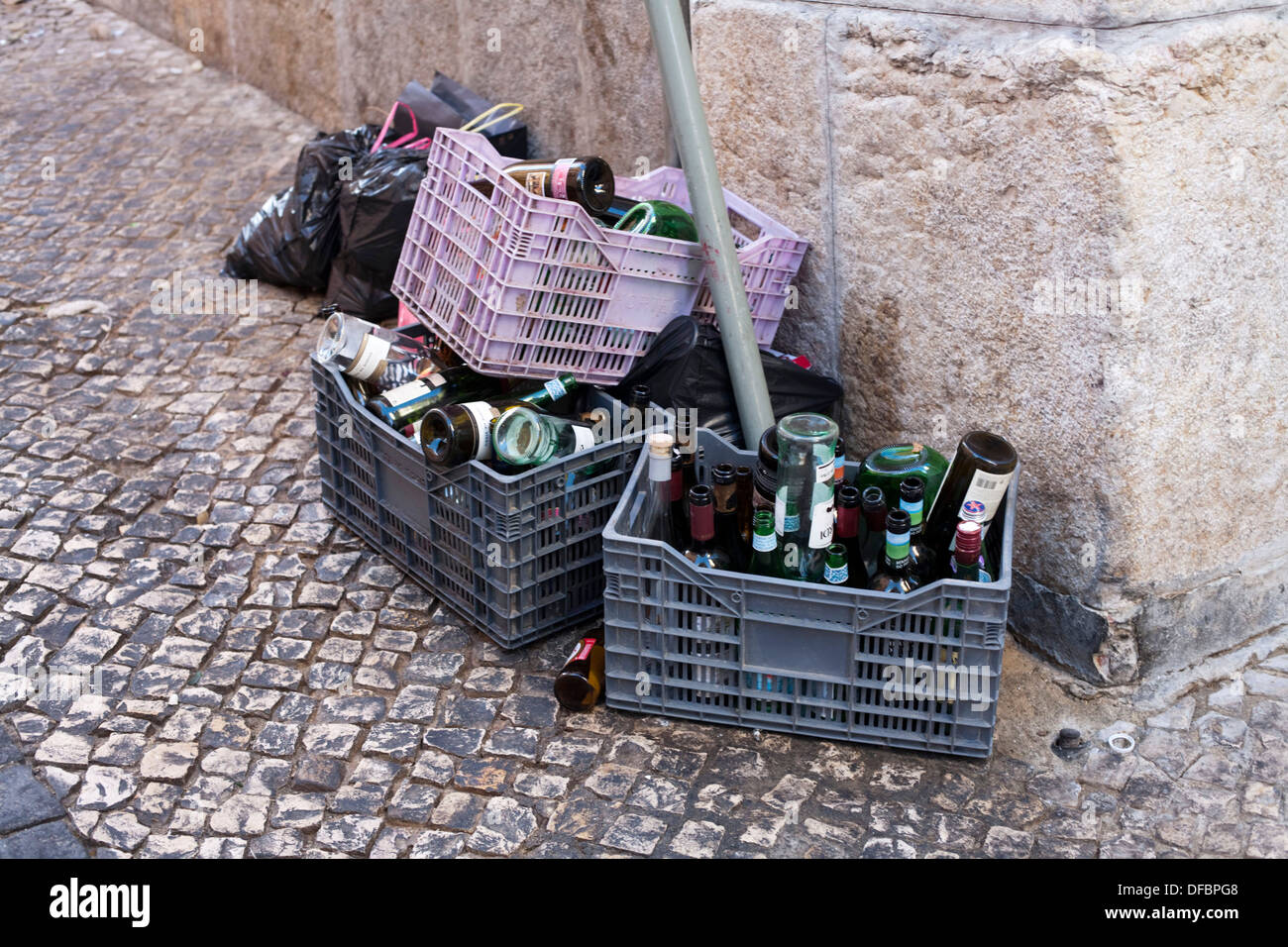 Kisten Mit Glasflaschen Zum Recycling Stockfotos und -bilder Kaufen - Alamy