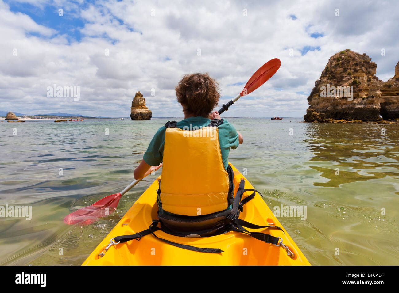 Junge rudern -Fotos und -Bildmaterial in hoher Auflösung – Alamy