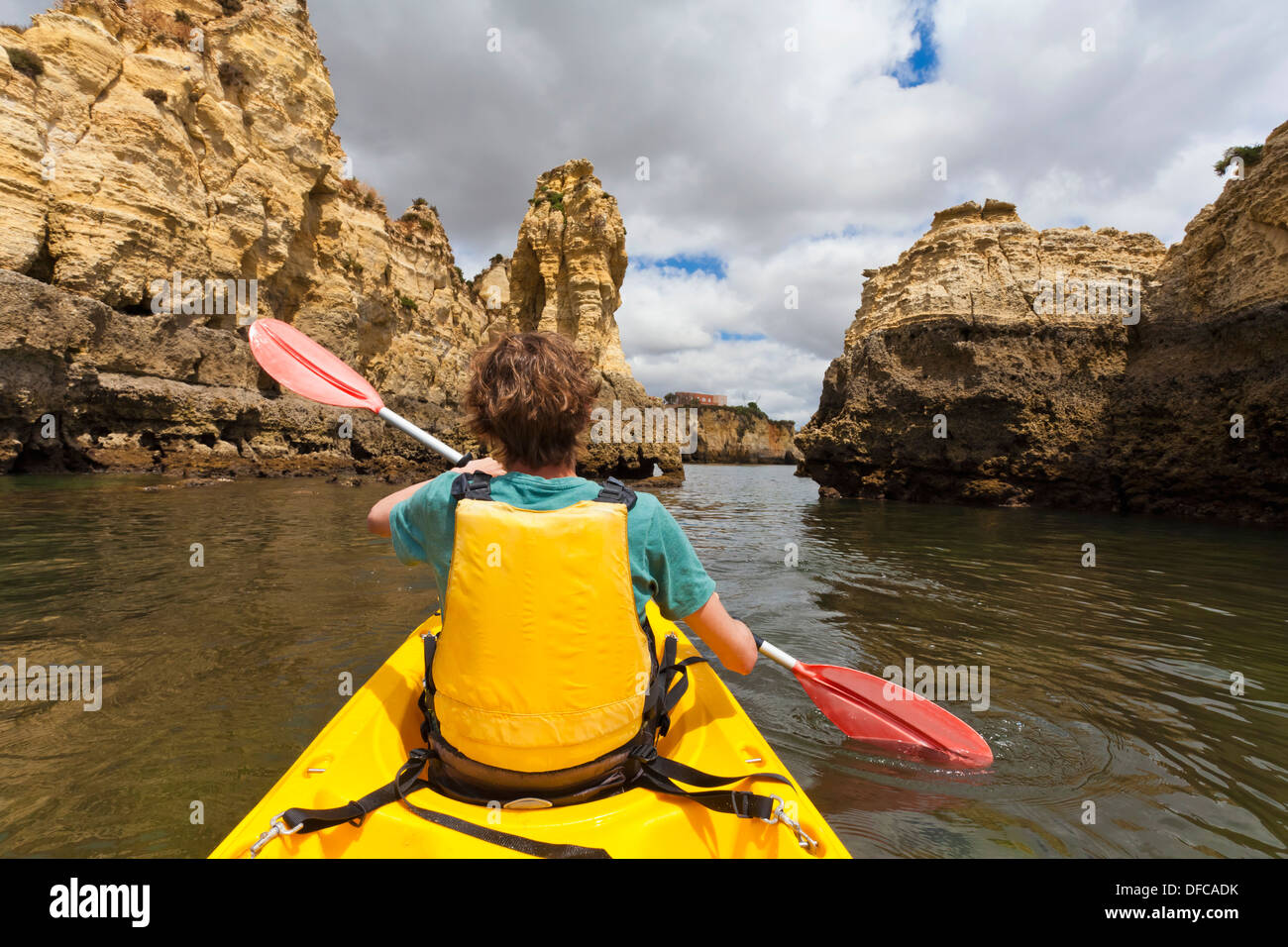 Junge rudern -Fotos und -Bildmaterial in hoher Auflösung – Alamy