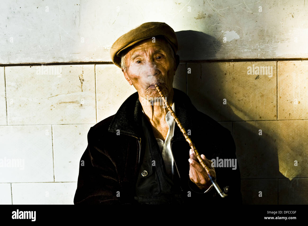 Mann mit pfeife und kappe Stockfotos und -bilder Kaufen - Alamy