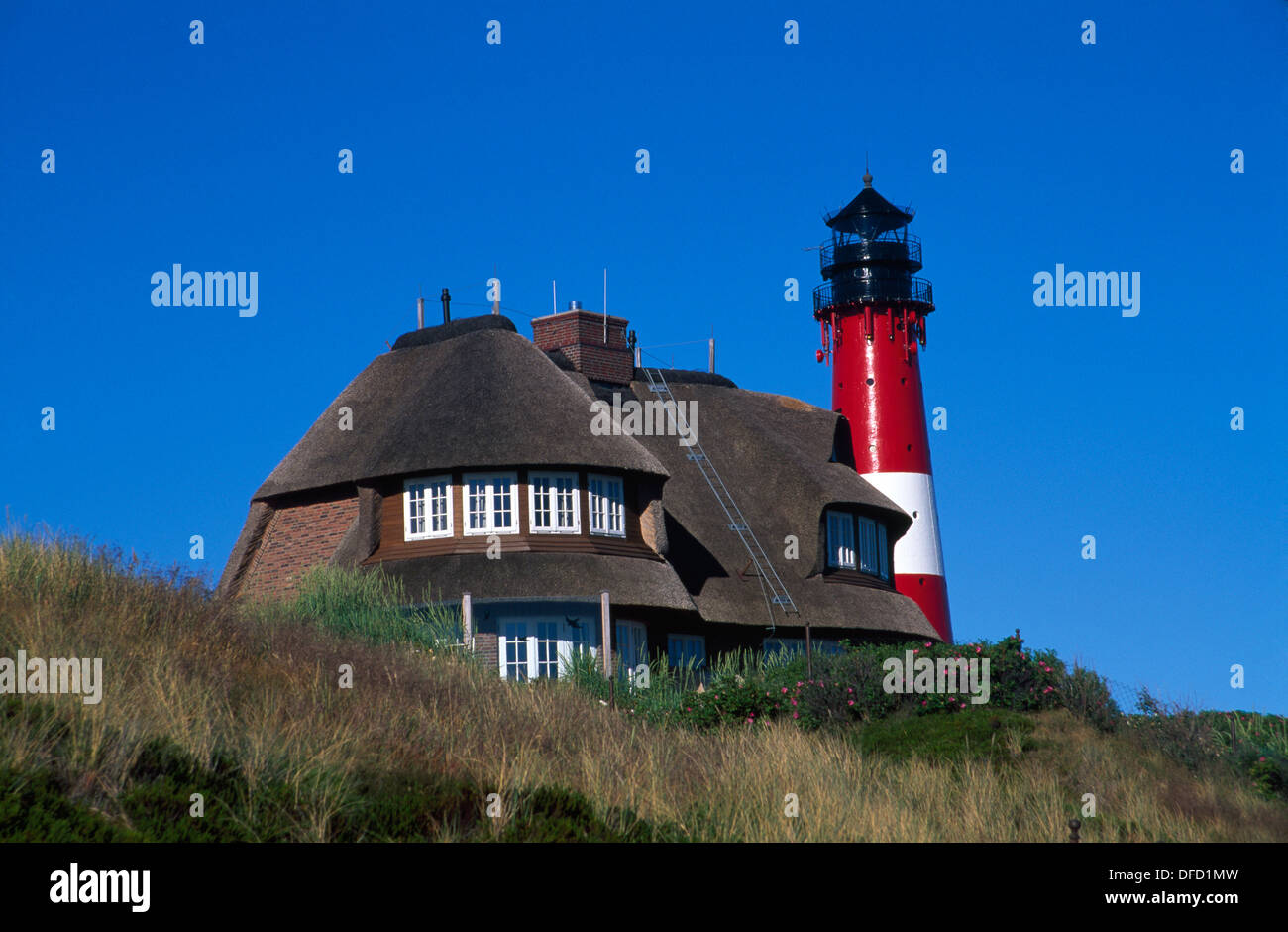 Strohgedeckte Haus am Hoernum Leuchtturm, Insel Sylt, Schleswig ...