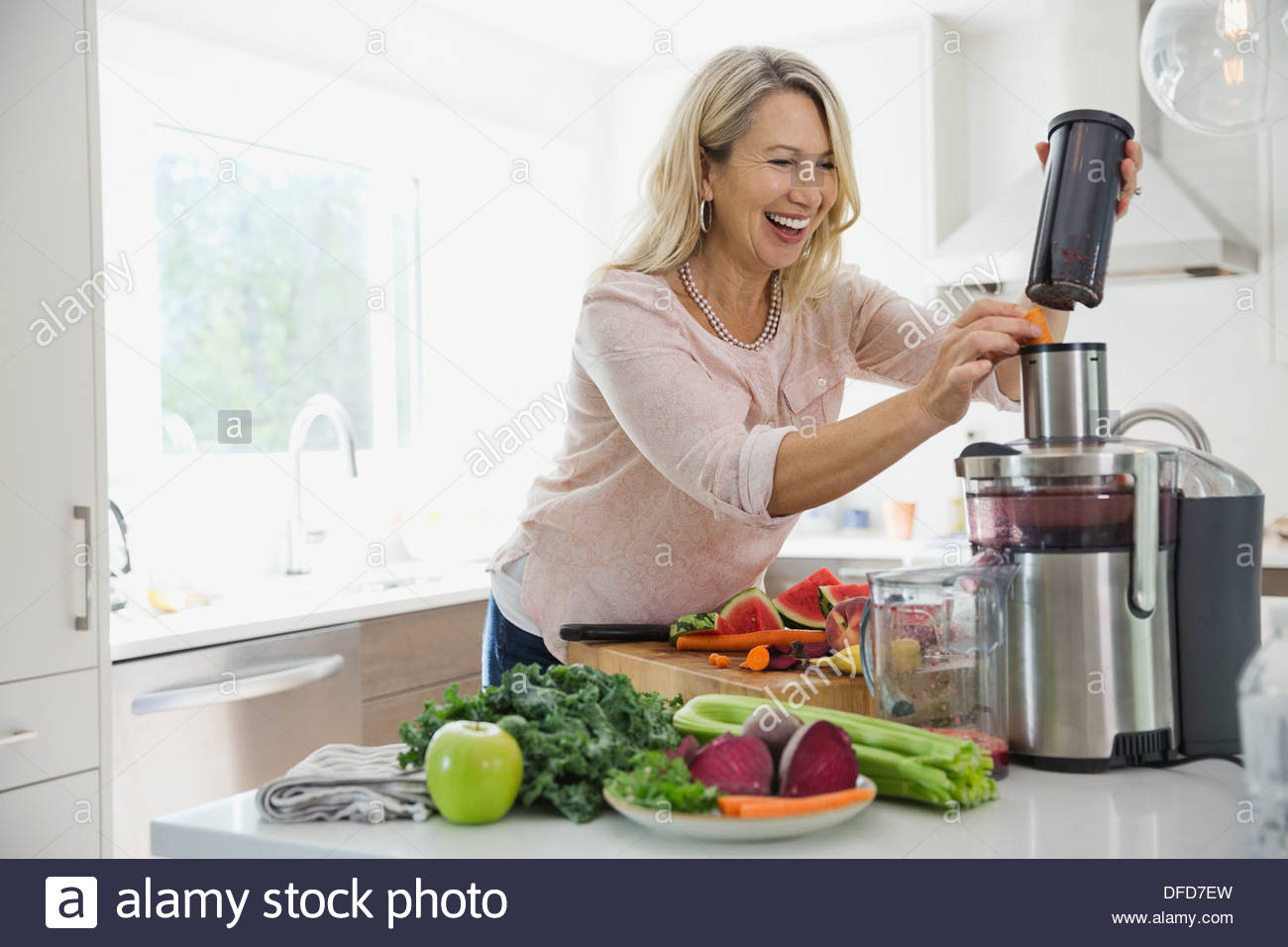 Entsafter frau -Fotos und -Bildmaterial in hoher Auflösung – Alamy