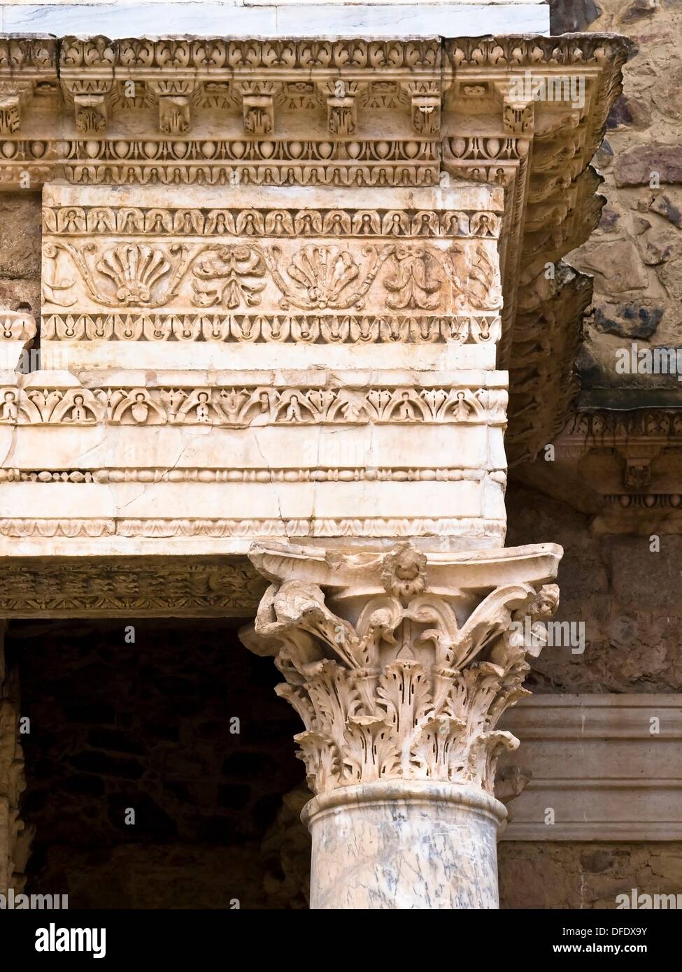 Entablamento Con Arquitrabe y "Columna" Con Capitel Corintio del Teatro ...