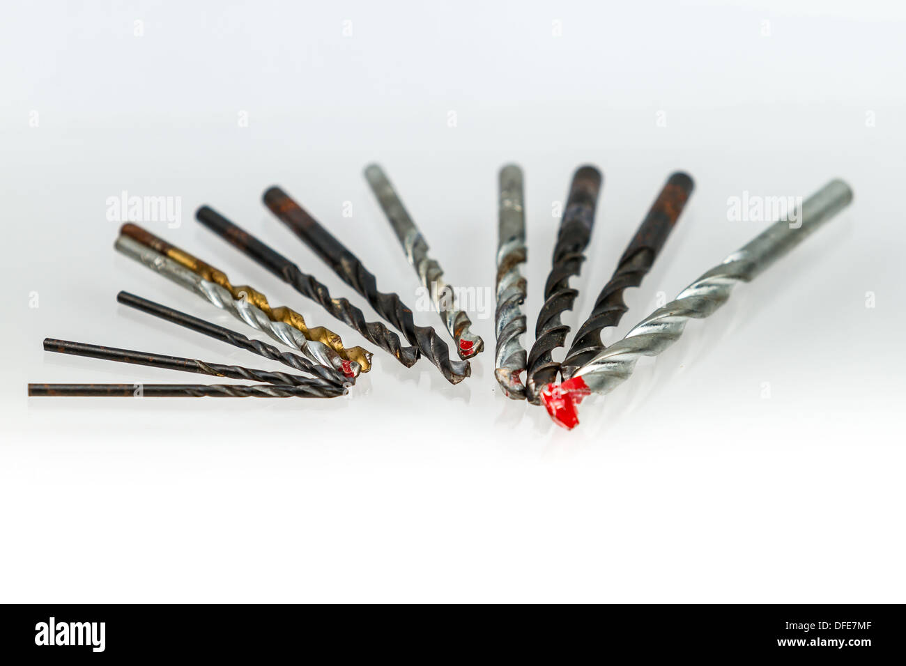 Verschiedene Bohrer auf weißen Hintergrund isoliert Stockfotografie - Alamy
