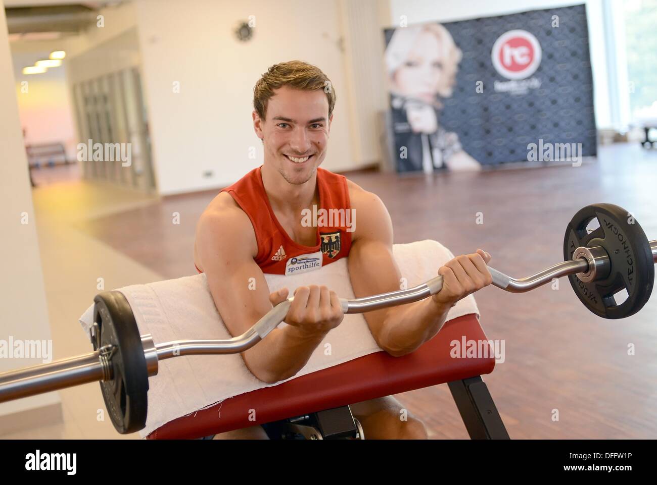 Berlin, Deutschland. 30. September 2013. Trainer Erik Vermeulen klappt ...