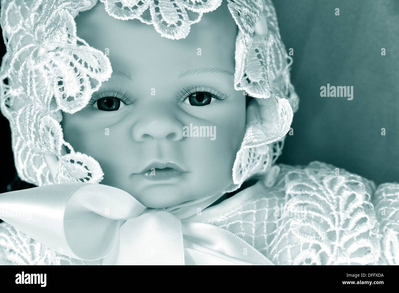 Kind babypuppe -Fotos und -Bildmaterial in hoher Auflösung – Alamy