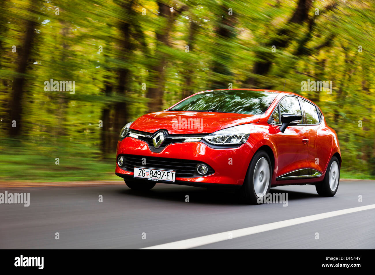 Renault clio 4 innenraum -Fotos und -Bildmaterial in hoher Auflösung ...
