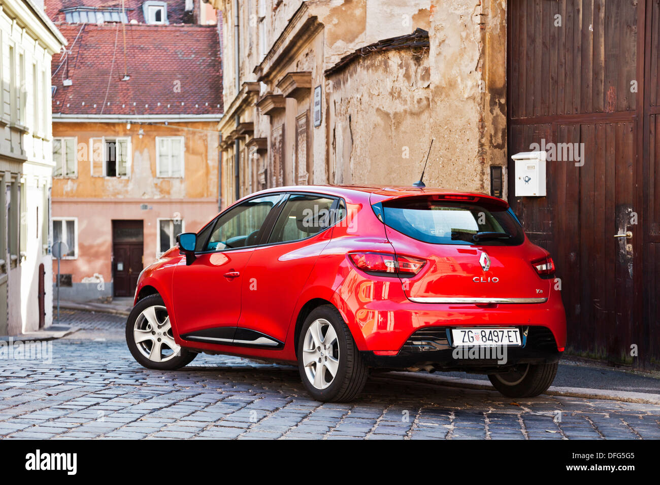 Renault clio 4 innenraum -Fotos und -Bildmaterial in hoher Auflösung ...