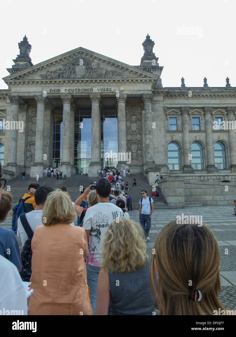 Menschen Schlange, um dem Deutschen Reichstag in Berlin Deutschland besuchen Stockfotografie - Alamy