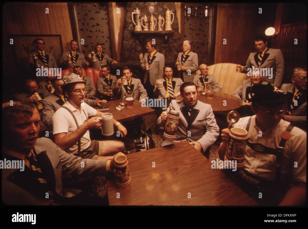 MITGLIEDER DER CONCORD SÄNGER TRINKEN BIER AN DER TURNER-CLUB IN NEW ...