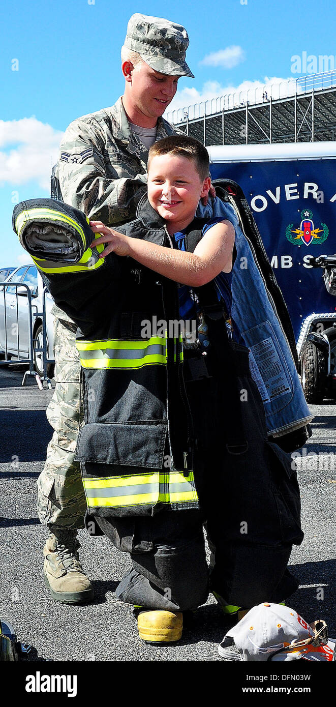 436th aircraft maintenance squadron -Fotos und -Bildmaterial in hoher ...