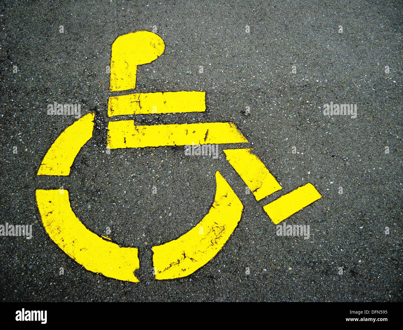 Gelbes rollstuhlzeichen auf straße -Fotos und -Bildmaterial in hoher ...