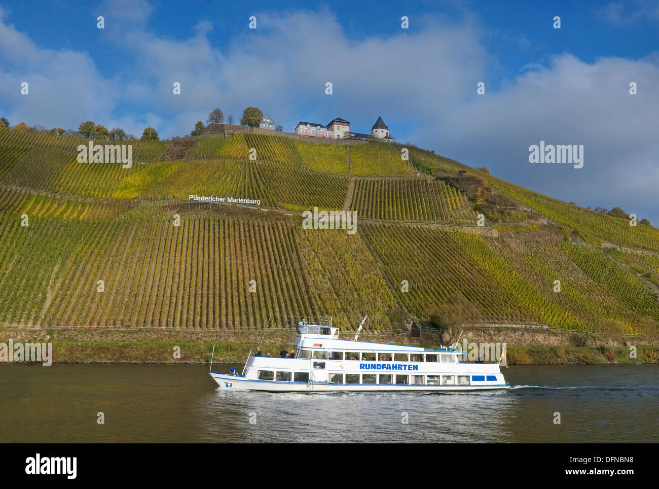 Blick auf Schloss und Ausflug Boot Marienburg auf Mosel Fluß, Pünderich ...