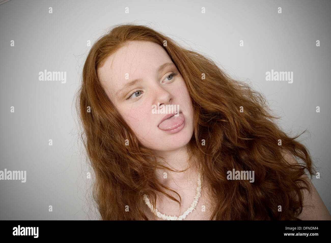 Lange rote Haare Teen Mädchen ihre Zunge Stockfotografie - Alamy