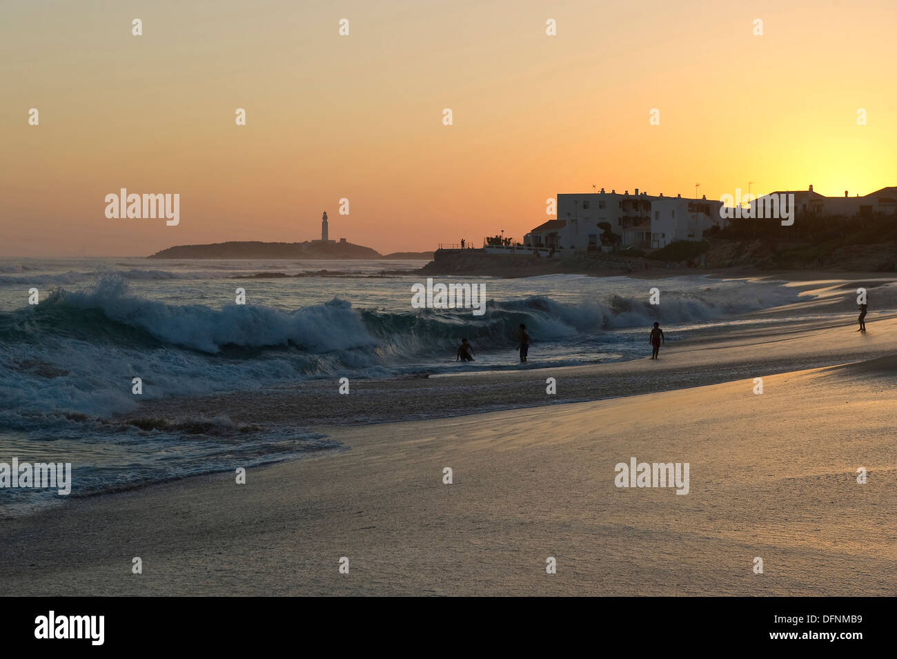 Menschen im sonnenuntergang -Fotos und -Bildmaterial in hoher Auflösung ...
