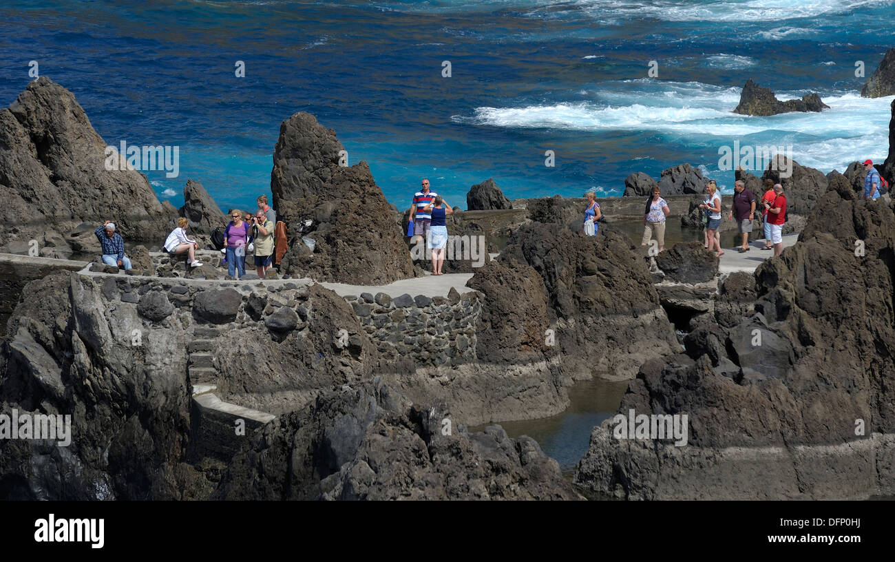 Madeira Portugal. Touristen, die die Lava-Pools in dem Küstenort Porto Moniz Stockfotografie - Alamy