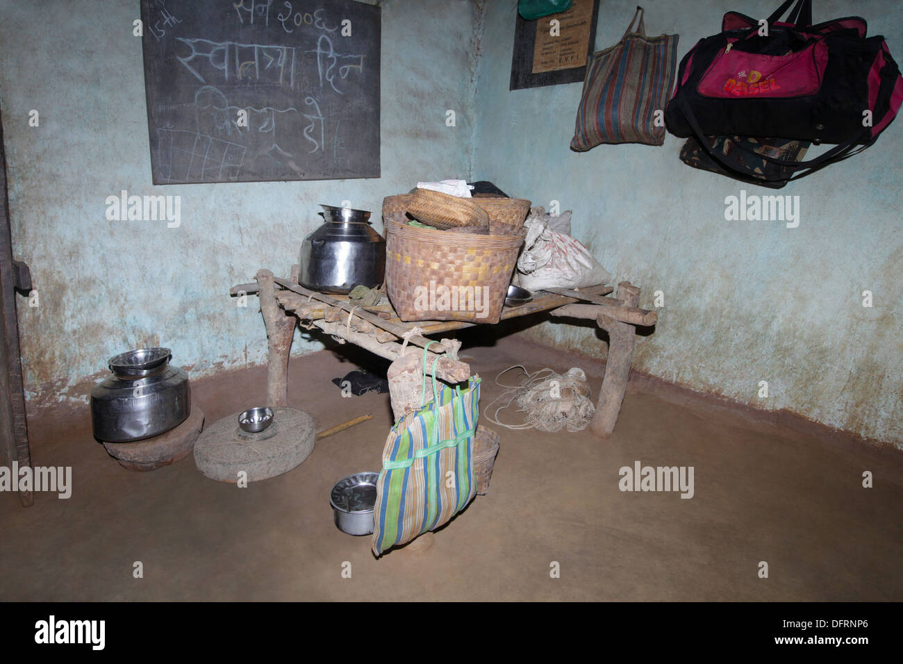 Innenansicht eines Madia Stammes-Haus, Bhamragad, Maharashtra, Indien ...