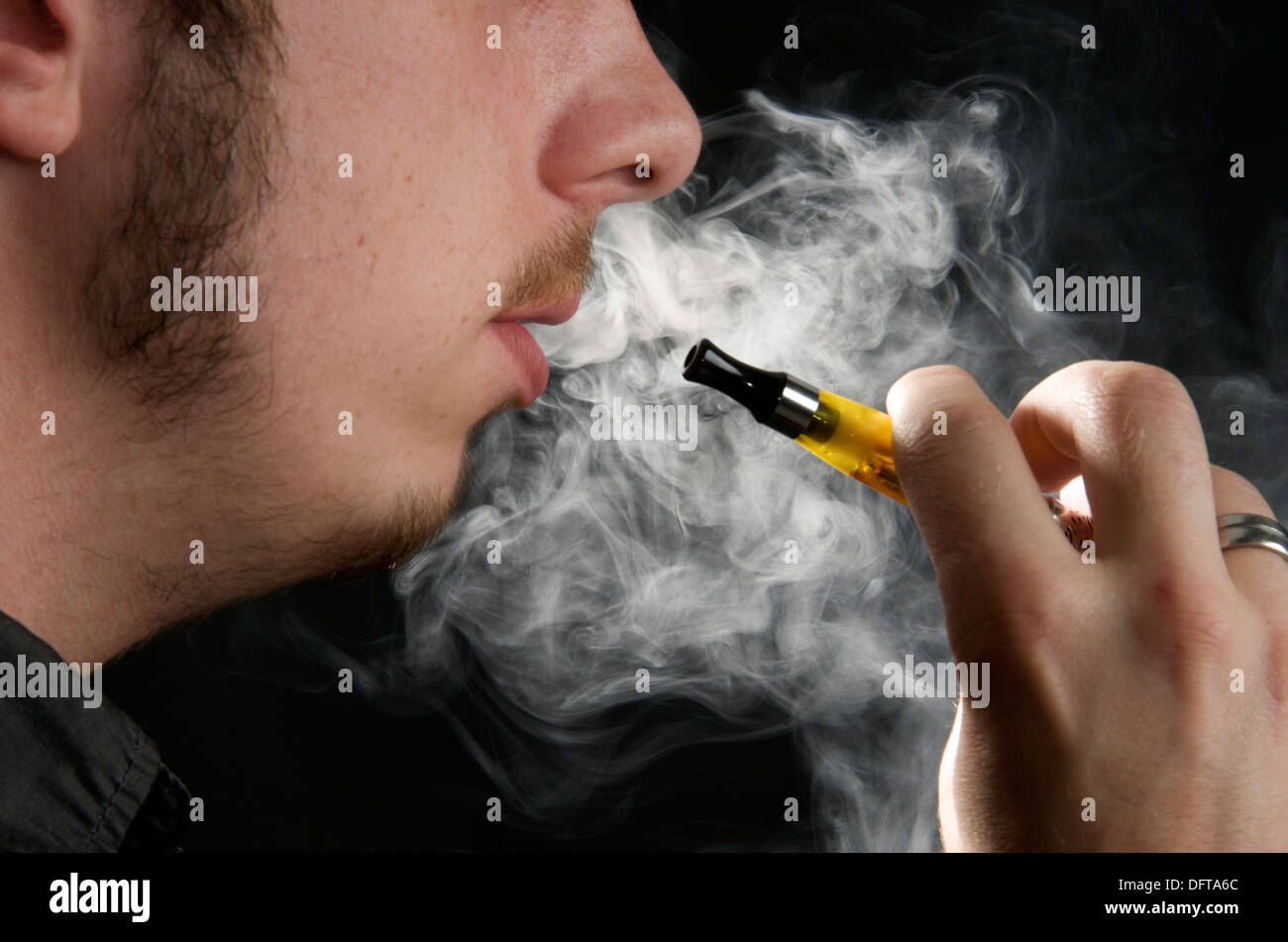 Rauch mit einer elektronischen zigarette -Fotos und -Bildmaterial in ...