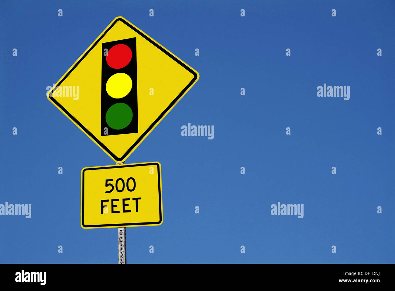 Verkehrszeichen verkehrszeichen voraus -Fotos und -Bildmaterial in ...